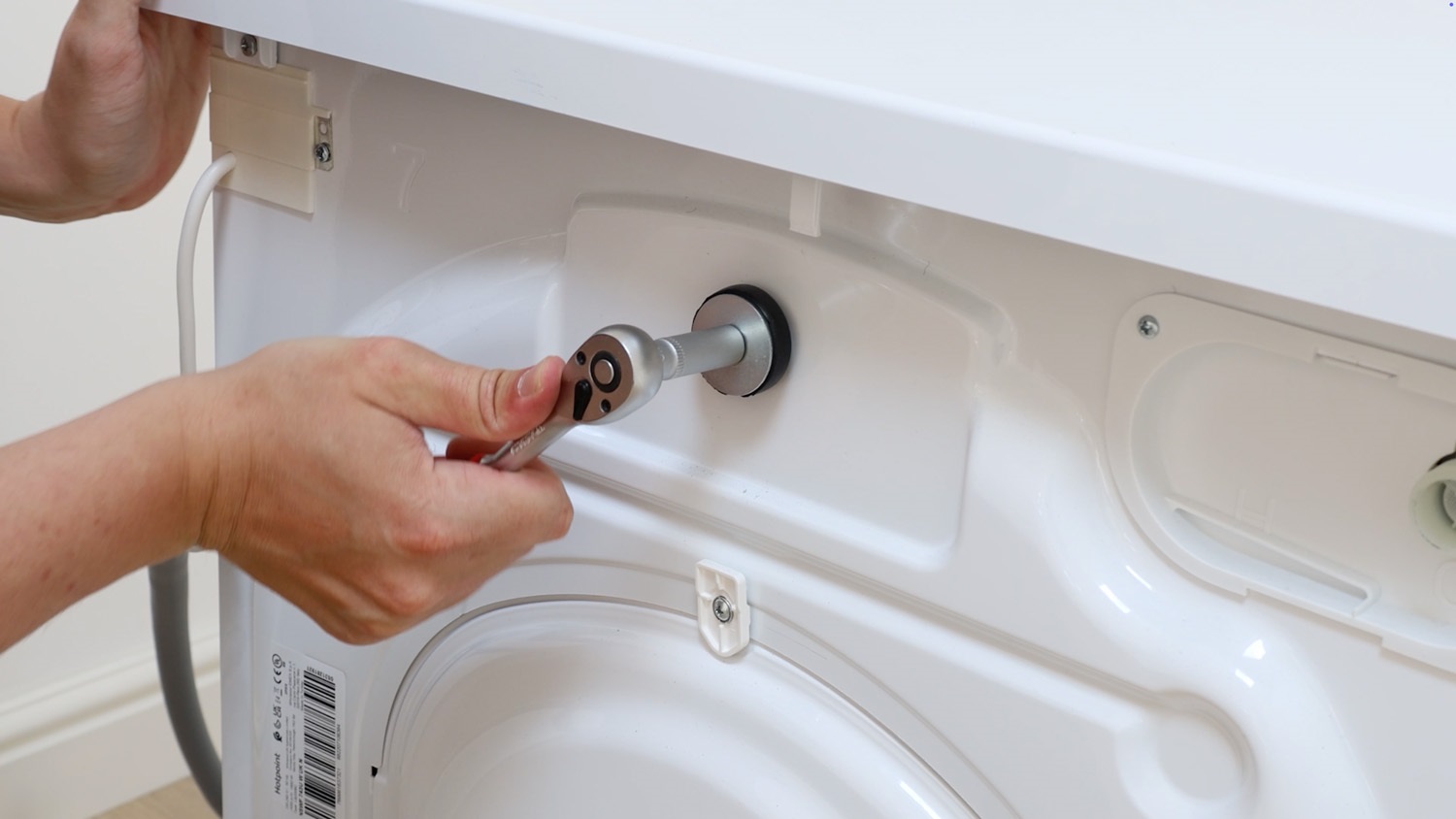 How to Remove/Install a Washing Machine Transit Fixing Bolt - Hotpoint